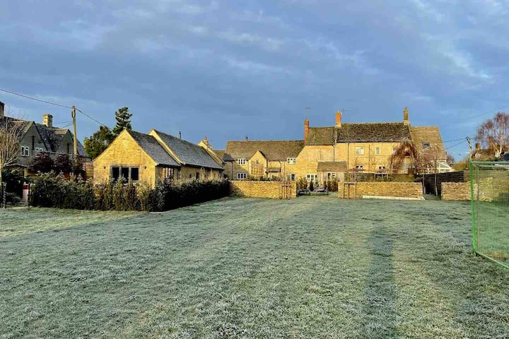 Luxury Cotswolds Barn W Hottub-nr Farmers Dog Pub - Burford, UK