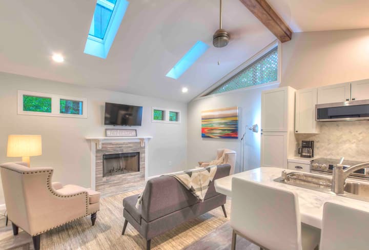 In Town Apartment/pets Ok/amazing Screen Porch - Highlands