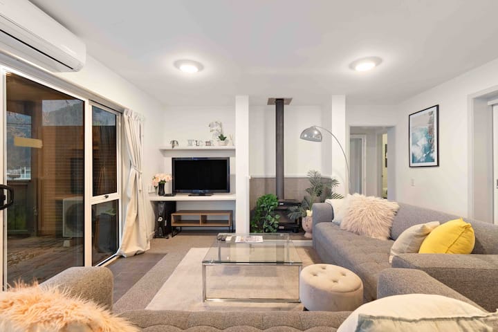 Newly Renovated 3 Bedroom - Walk To Town - Queenstown