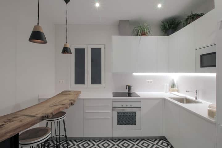 Upscale Private Ensuite Bed, Bath & Balcony - 도노스티아