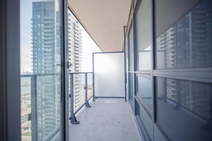 Waterfront Luxury  Stay With Lake View - Mississauga