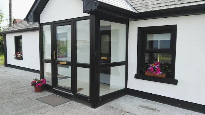 Charlestown, Co. Mayo. Cute Country Cottage. - County Sligo