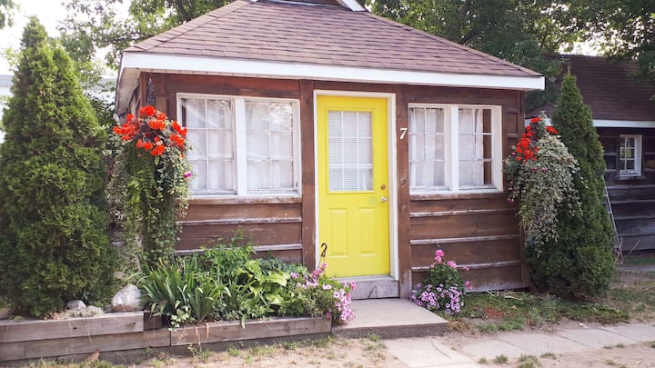 Cozy Cabin #7, One Block To Beach - Grand Bend