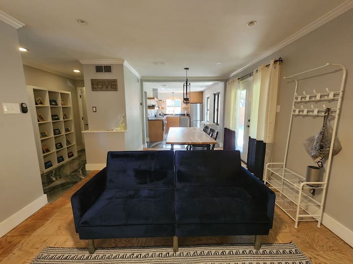 Cheerful, Home In Quiet Area With Parking. - Carrollton, TX