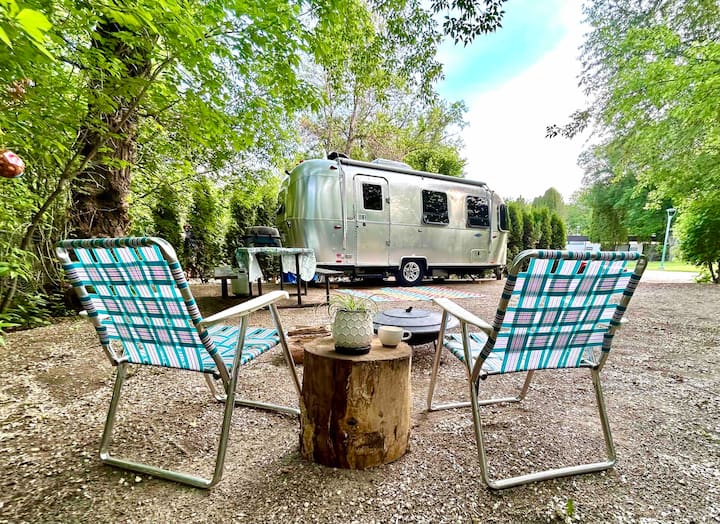 Nomadic Bambi - Airstream Glamping Retreat - Saskatoon