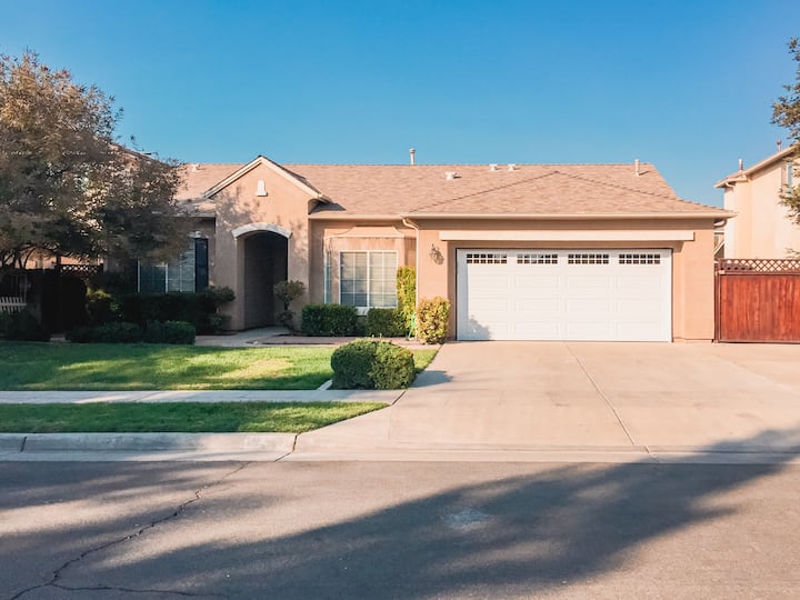 Fresno 3 Bedroom Whole House - Fresno, CA