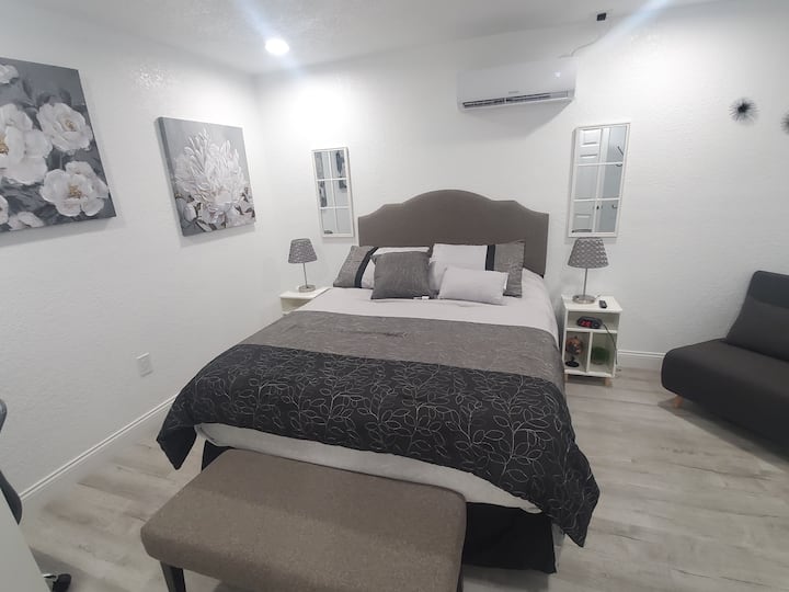 Tampa Little House Castilla - Tampa, FL