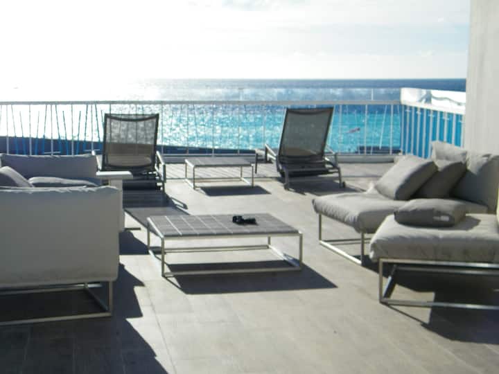 Exeptionnel Face à La Mer 3 Pièces Avec Solarium - Nice