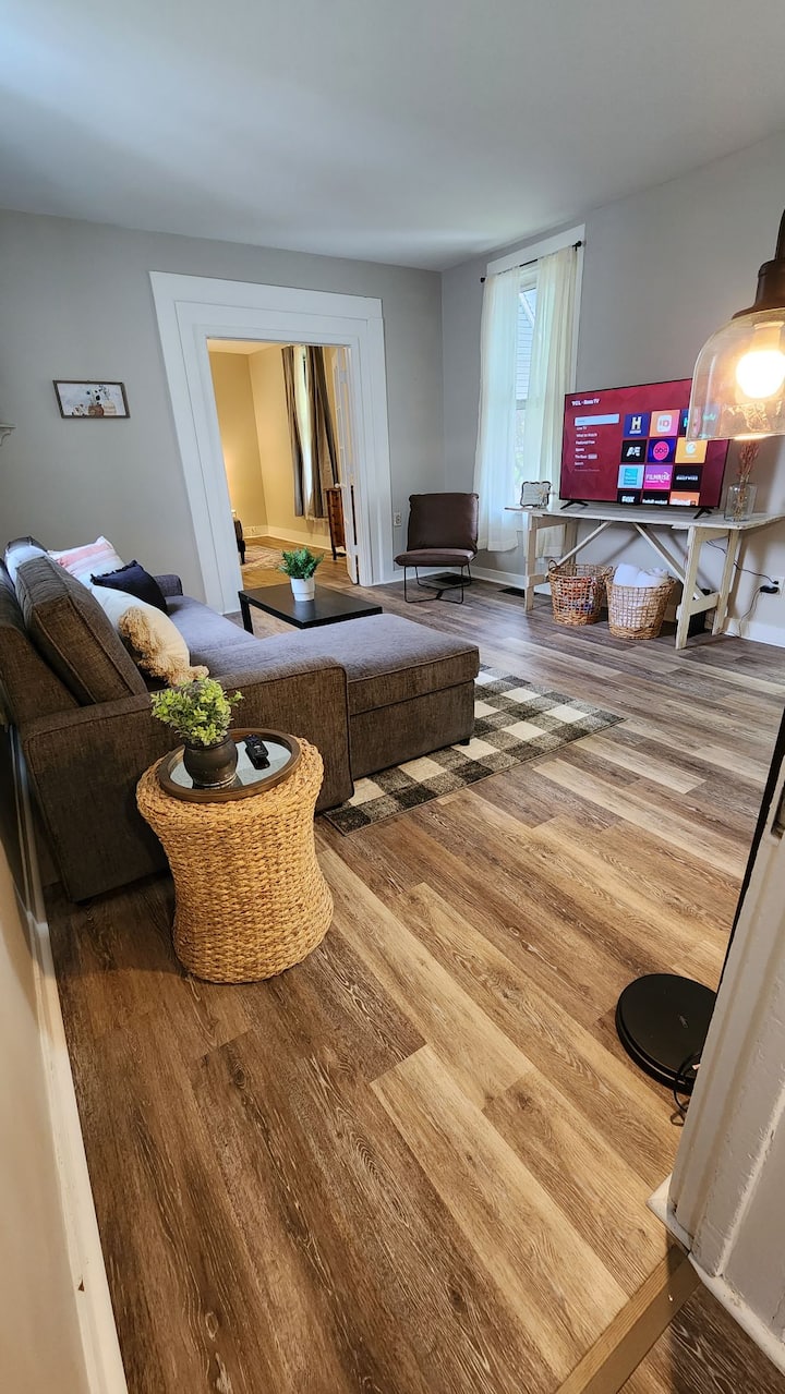 Campus Cutie! 2 Bedroom House Sleeps 6 - Quincy, IL