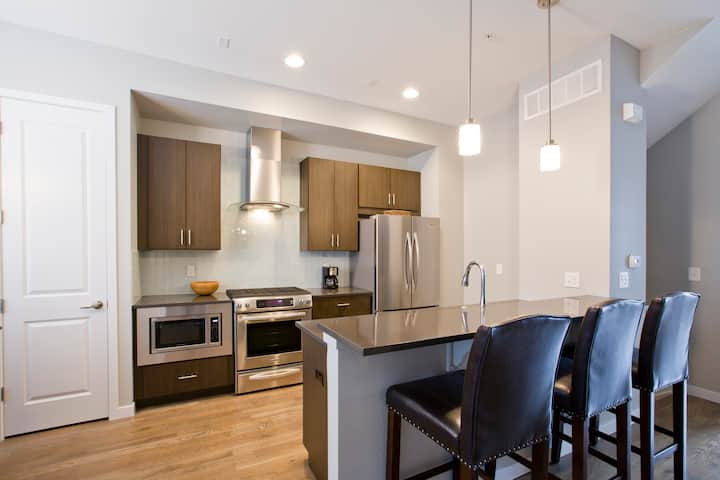 Three Bedroom, Prime Location, Top Floor Balcony - Denver, CO