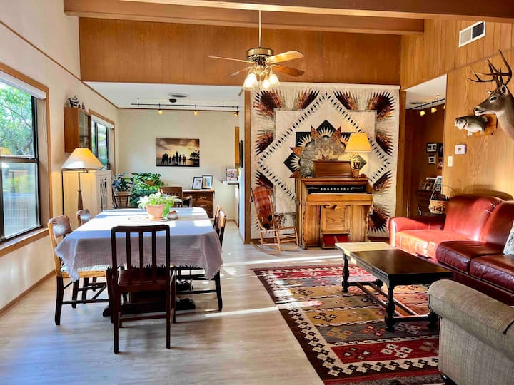 Cozy Antique Filled Hill Country Family Home - Blanco State Park, Blanco