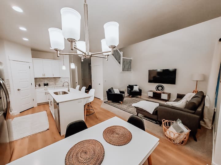 Spacious Lux 2 Bedroom Townhome In Silicon Slopes - Lehi, UT