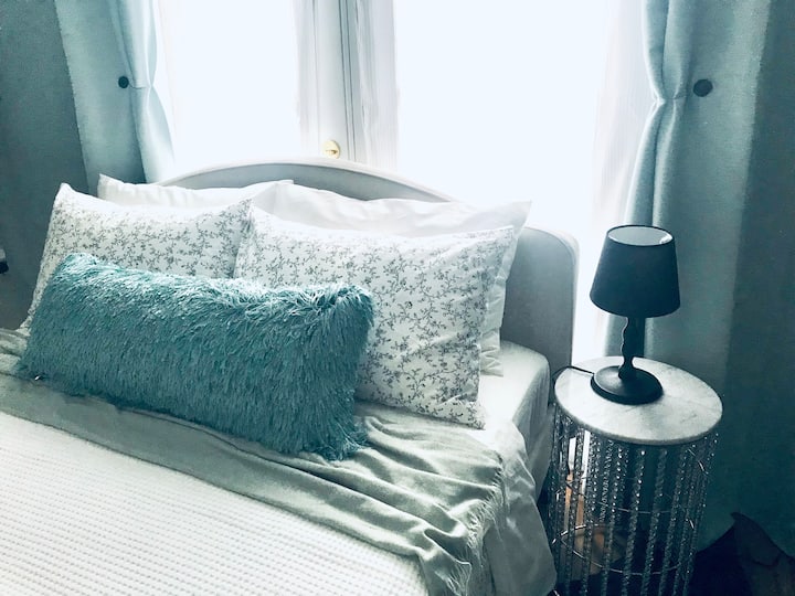 5 Bdr,1 Bsmt,3 Full+1 Half Bathroom,2 Car Garage - North Bergen, NJ