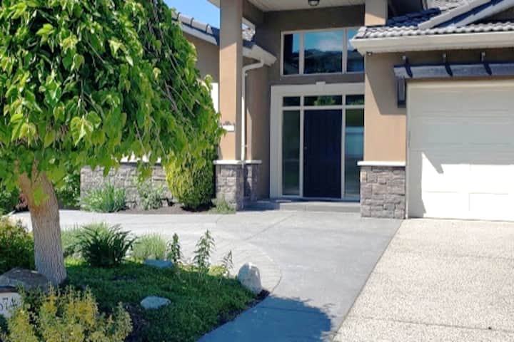Peaceful Modern Private Suite - Great Location! - Kelowna
