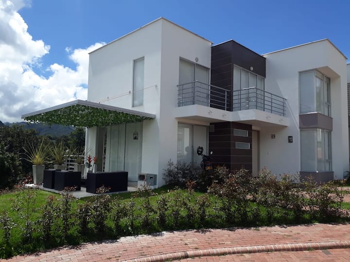 Casa Familiar Con Excelente Vista, Amplia Y Comoda - Manizales
