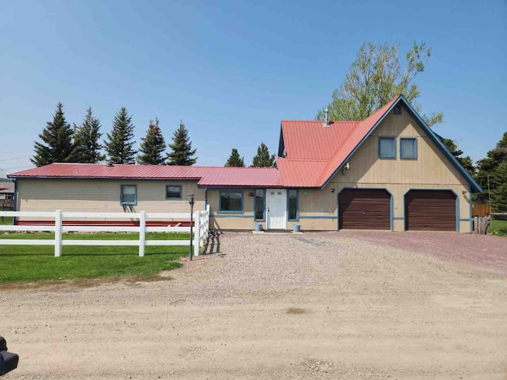 East Glacier Home Cozy + Simple - East Glacier Park, MT