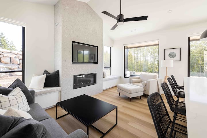 Acorn Cottage - Hot Tub, Wood + Gas Fire Pits - Sechelt