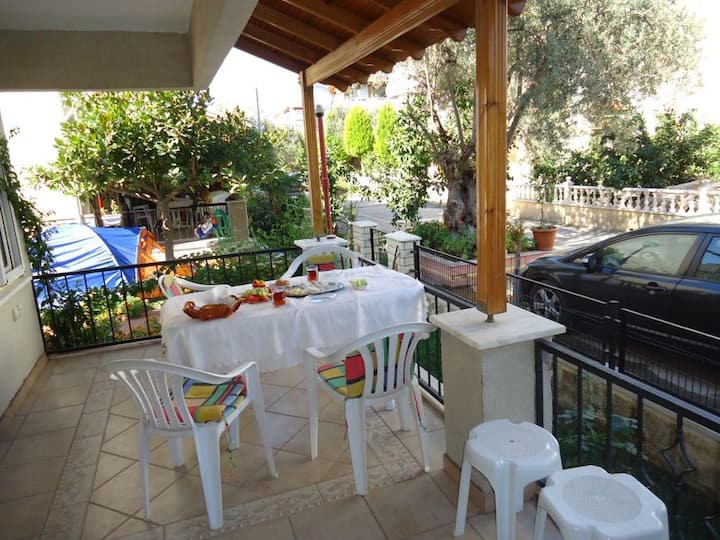 Denize Yürüme Mesafesinde Altınoluk'ta Villa - Altinoluk
