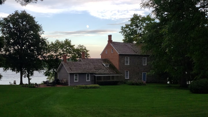 1860's Hudson River Carriage House Loft - Hudson, NY