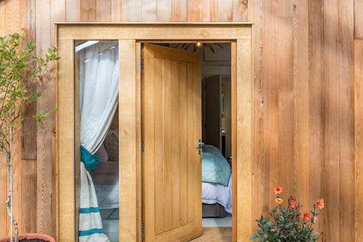 The Room In The Garden - Salisbury