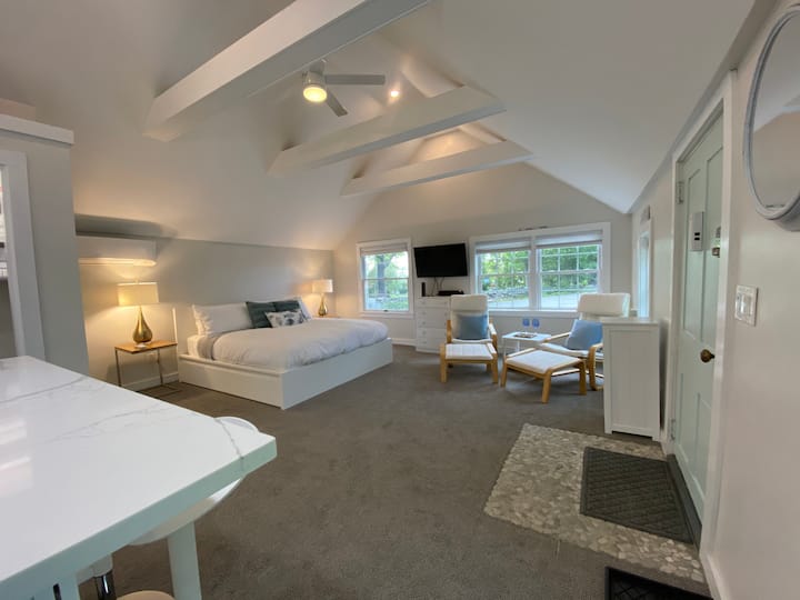 Cozy Cottage Getaway - Newport, RI