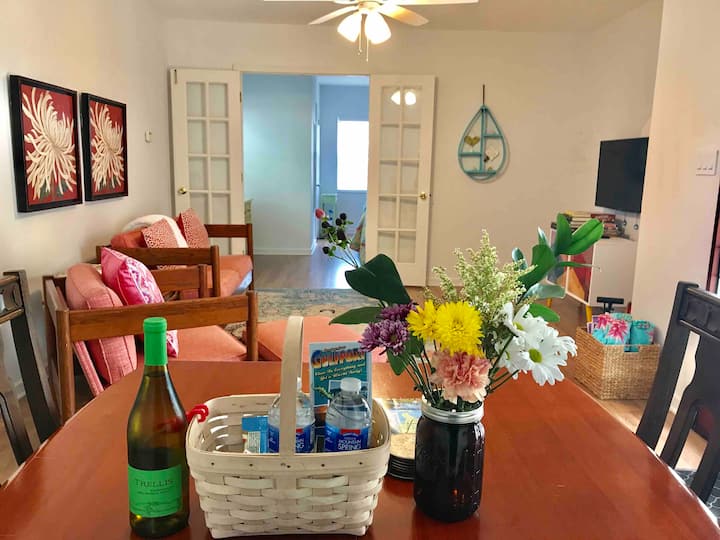 Quaint Bright Cheerful Spacious Gulfport Suite - Gulfport, FL