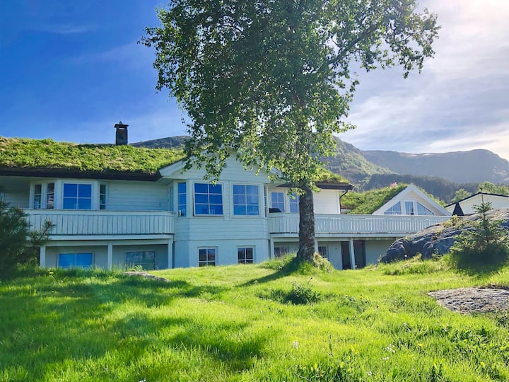 Enebolig På Nydelig Strandtomt - Alesund