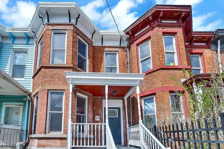 Conveniently Located 1890s Row House Studio - Hudson Highlands State Park, Beacon