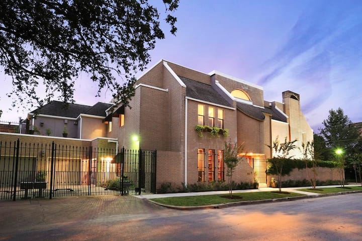 Modern Montrose 2-room Suite With Kitchenette - Houston, TX