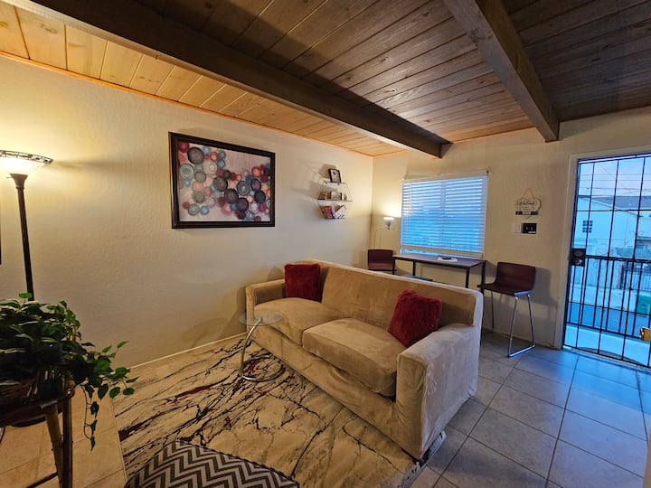 Cute And Cozy: 2 Bedroom Apartment. Secure Parking - Berkeley, CA