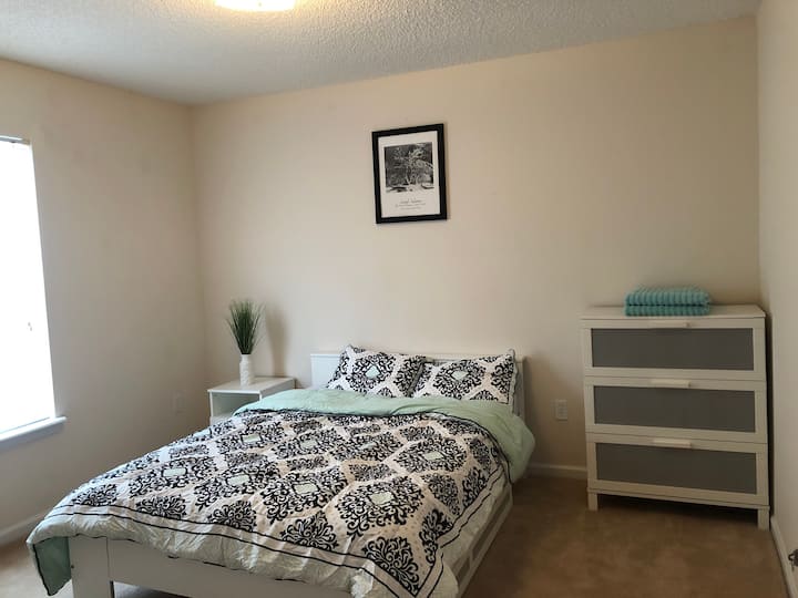 Comfy And Cozy Lake View Room - Jacksonville, FL