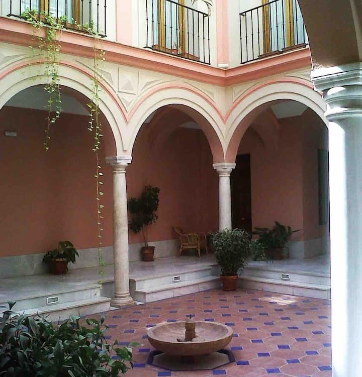 2 Private Patios In 2 Bedroom Gem - Seville