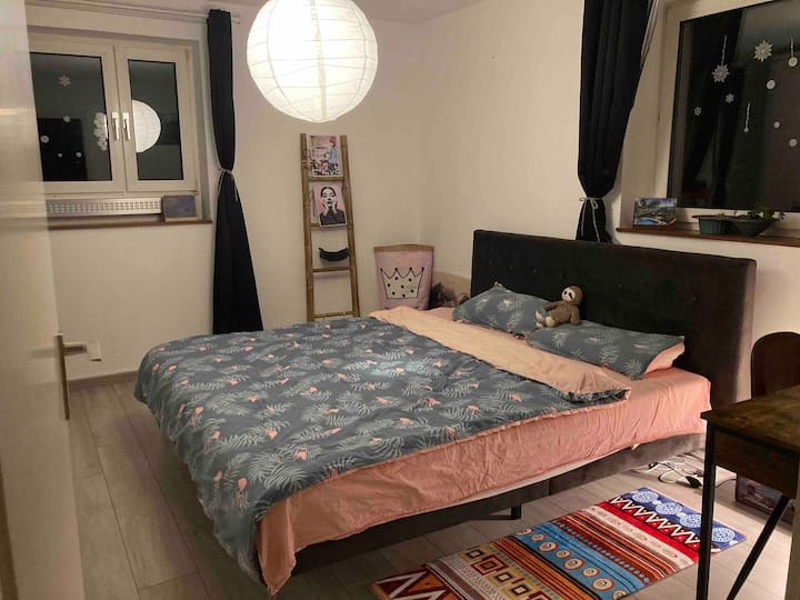 Cozy King’s Bedroom In 80sqm Flat With Subway - Munich