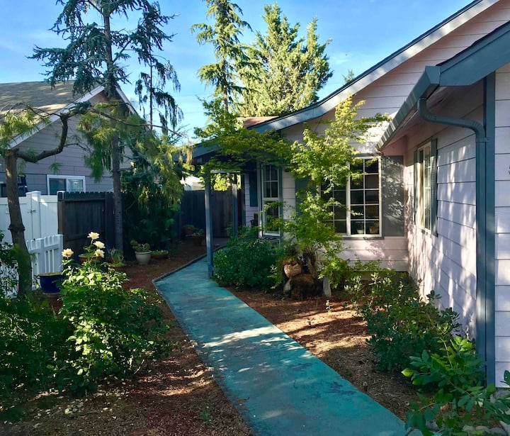 1 Bedroom Apt. Kitchen Queen Bed  & Sofa Bed - Ashland, OR