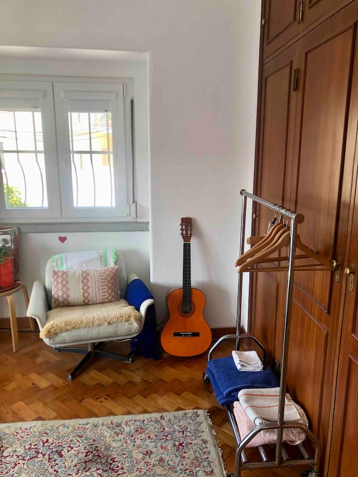 Luminous Ensuite Room. Balcony & Separate Entrance - Estoril