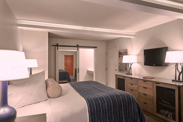 Fredericksburg Inn & Suites-one King Bed Poolside/courtyard - Fredericksburg, TX