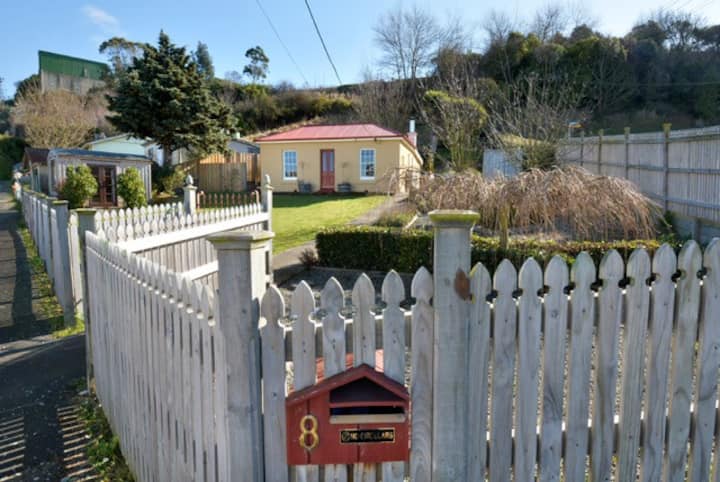 Miss Barclays Cottage "1868" - Oamaru