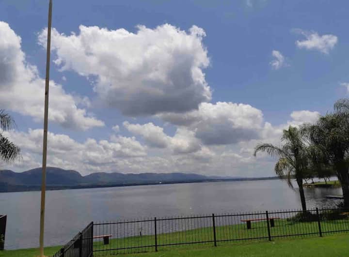 Dreamers Paradise On The Edge Of The Dam - Hartbeespoort