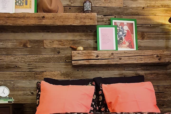 The Scriptwriter’s Hideaway | Cismigiu Park | - Bucarest