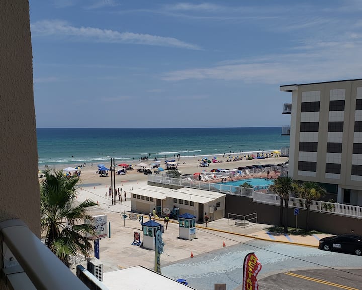 Ocean View Beach Studio - King Bed & Sm Balcony - Daytona Beach