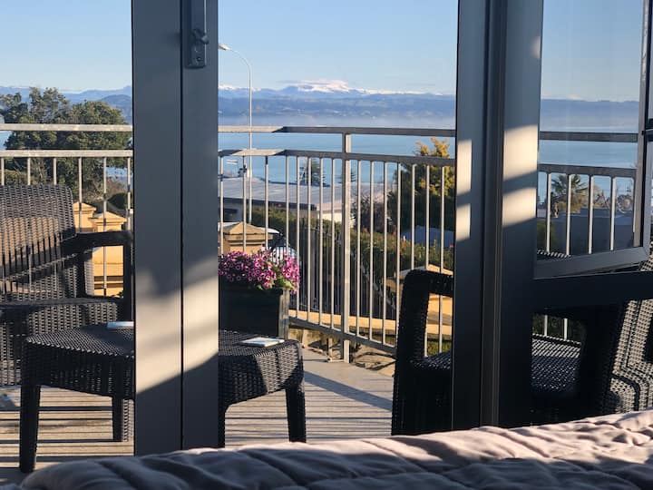 Views Across The Bay - 內皮爾