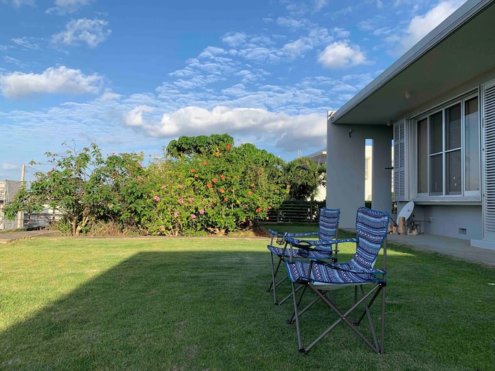 Villa Ocean View 南国の花、広い芝生のある庭と海と星空を眺める丘の上のヴィラ - Ishigaki
