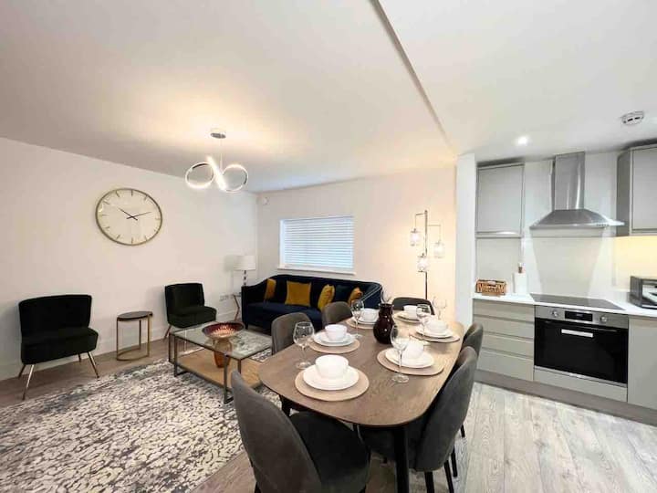 C0111- Luxury Designed 2 Bed Flat In Wembley - 런던