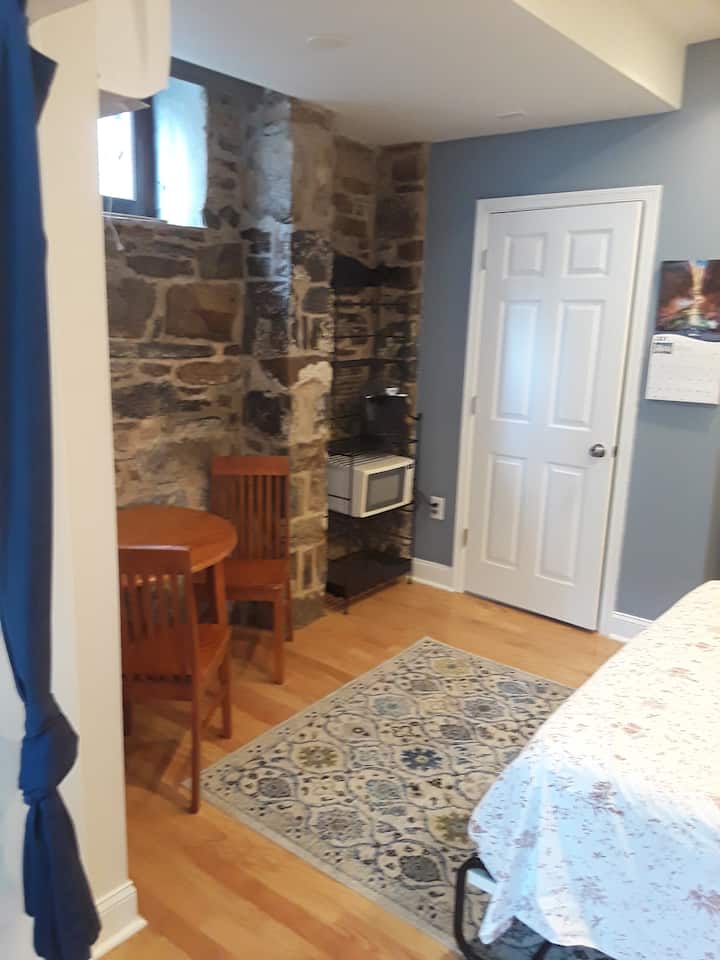 Guest Room And Office In The Heart Of Phoenixville - Phoenixville, PA