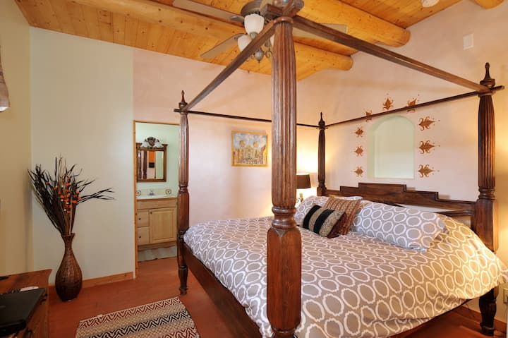 Bee: Charming Casita Near Santa Fe Plaza - Santa Fe, NM