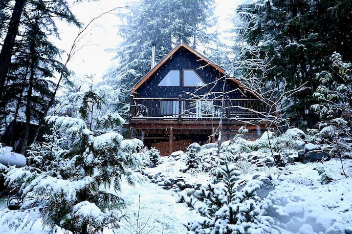 Two Owls Romantic Off-grid Cabin - British Columbia