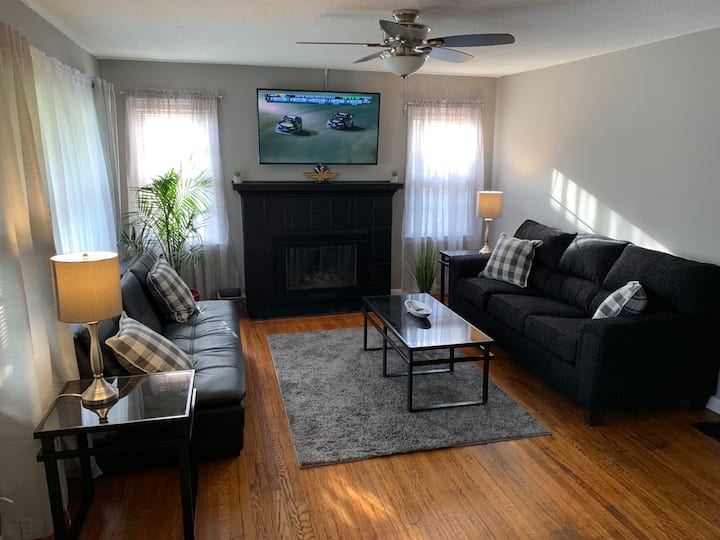 Freshly Remodeled Brick Home - 1/4 Mile To Ims - Eagle Creek, IN