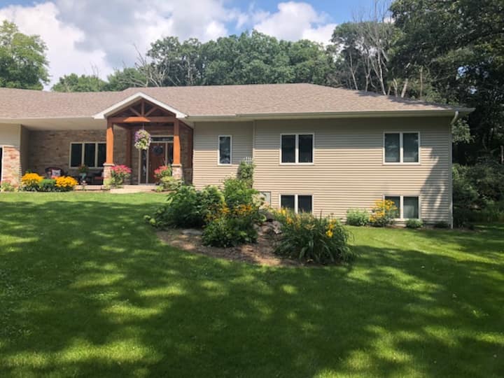 5 Bedroom Home Near Madison Area - Marshall, WI