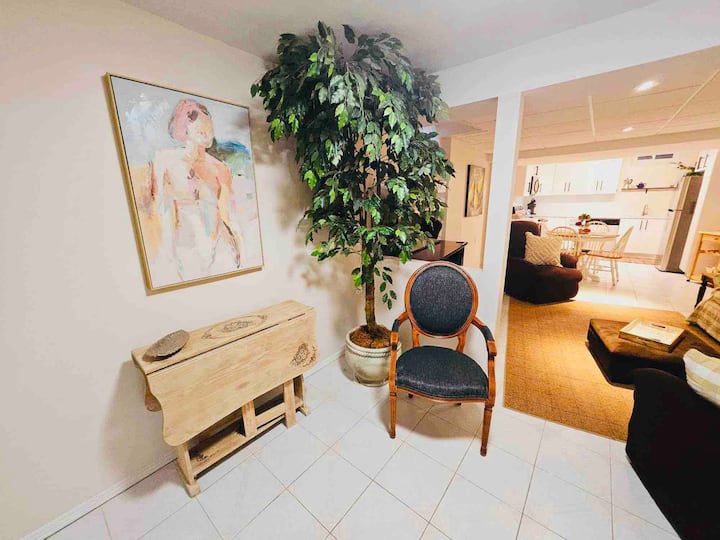 The Olive Sanctuary: In The Heart Of Dt Burlington - カナダ ハミルトン