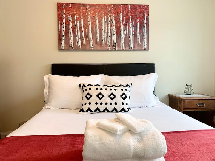 Spacious 6-bedroom 3.5-bath Home In Central W/ac - Edmonton